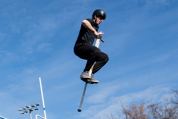 Un salto con un palo de pogo rompe récord con voltereta hacia atrás de ...