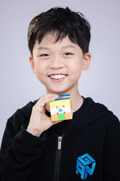 Yiheng Wang, de 9 años, resuelve el cubo en tiempo récord | Guinness World Records