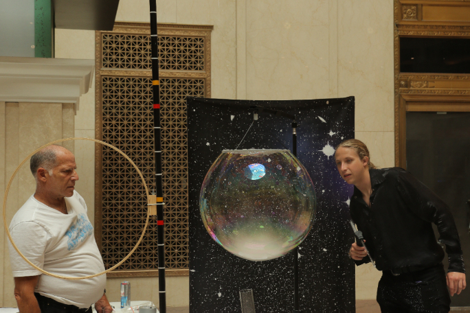 Mira cómo estas personas crean un tornado dentro de una burbuja de ...