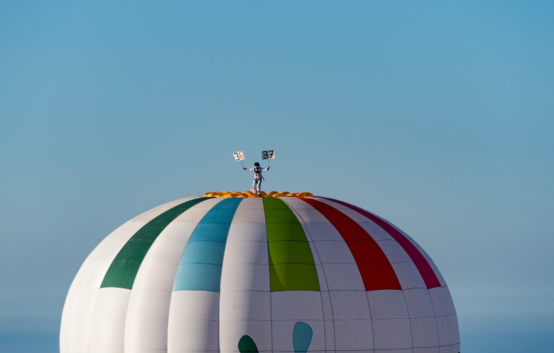Highest altitude reached standing on top of a hot air balloon ...