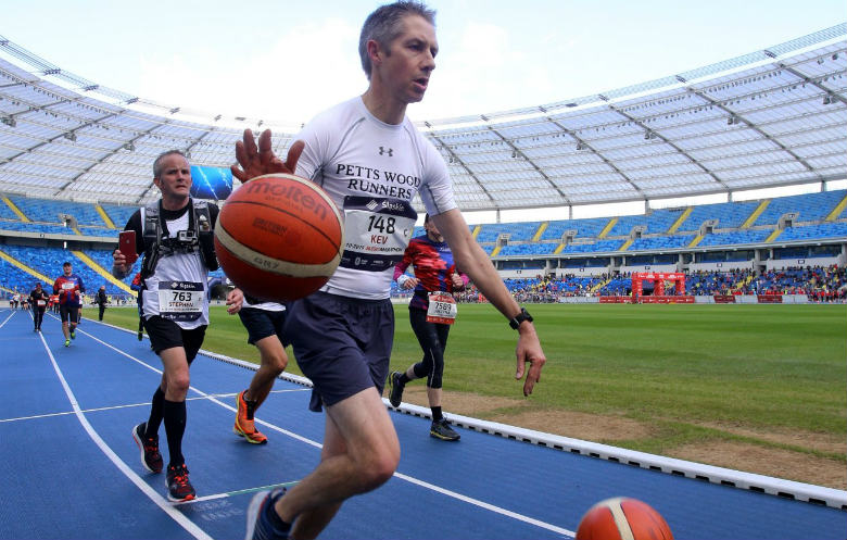 Fastest marathon dribbling two basketballs | Guinness World Records