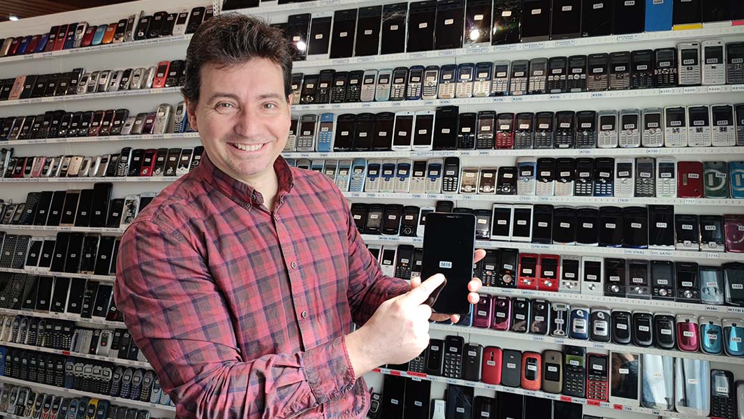 Largest collection of mobile phones | Guinness World Records