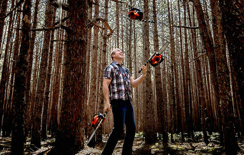 Most consecutive chainsaw juggling catches | Guinness World Records
